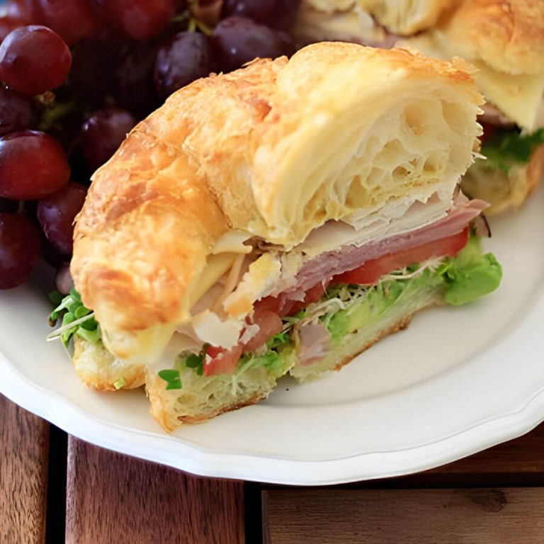 Sánduche en croissant de Jamón y queso | Carnes Frías Fazán